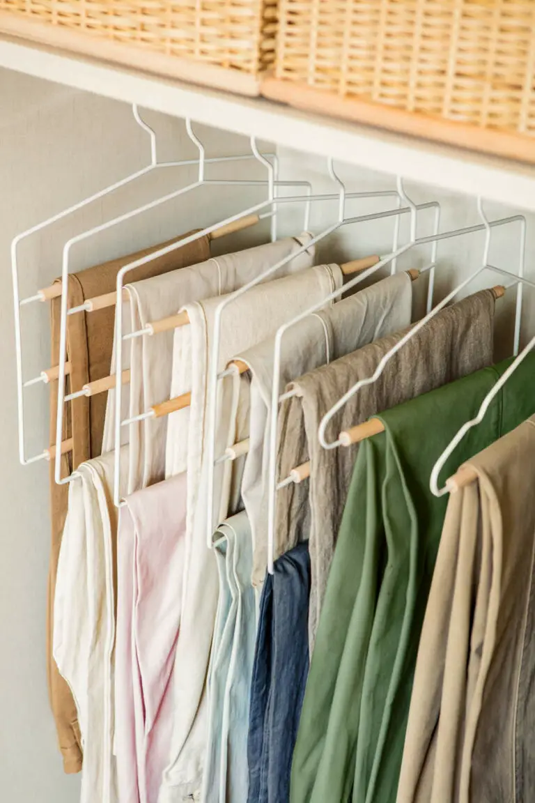 8 Astuces D'Experts Pour Garder Un Placard de vêtements Rangé