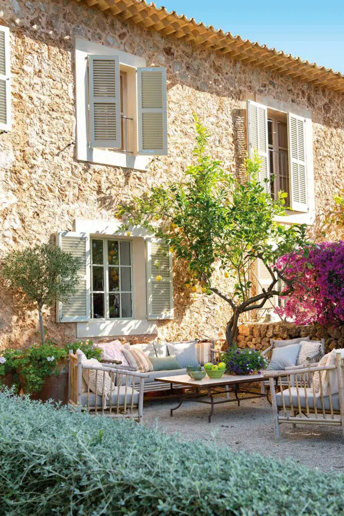 Jardin bohème chic : 15 idées déco avec pierre et bois rondin
