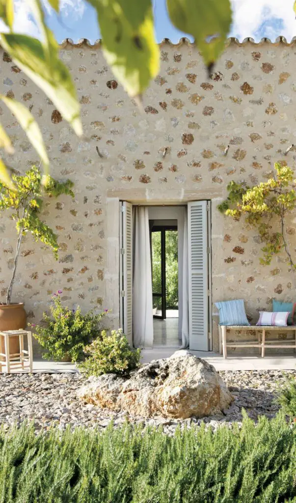 15 Idées Pour Décorer Son Jardin Avec Pierre et Rondis De Bois