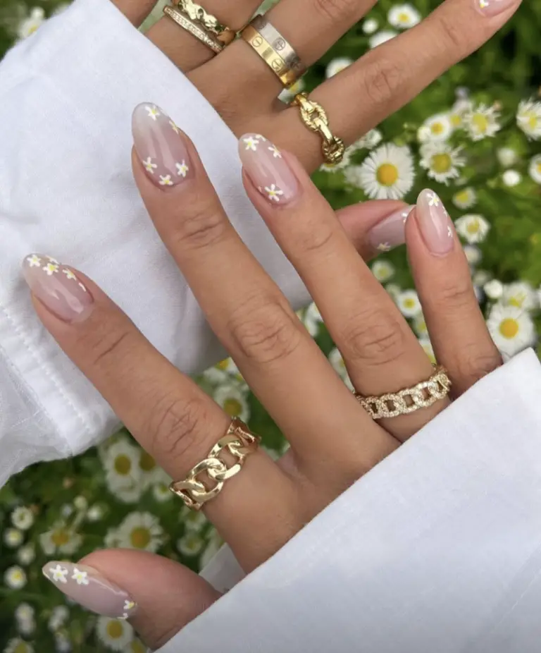 27 designs d'ongles intemporels pour la saison printemps/été 2025
